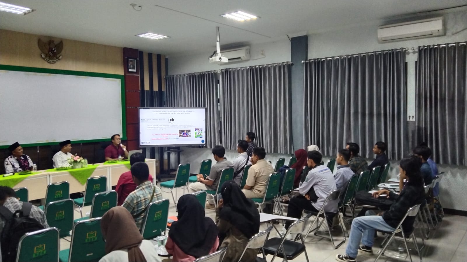PERTAMA KALI DI UIN KHAS JEMBER, FAKULTAS SYARIAH GELAR PRESENTASI TOEFL–ITP UNTUK BEASISWA LPDP ...